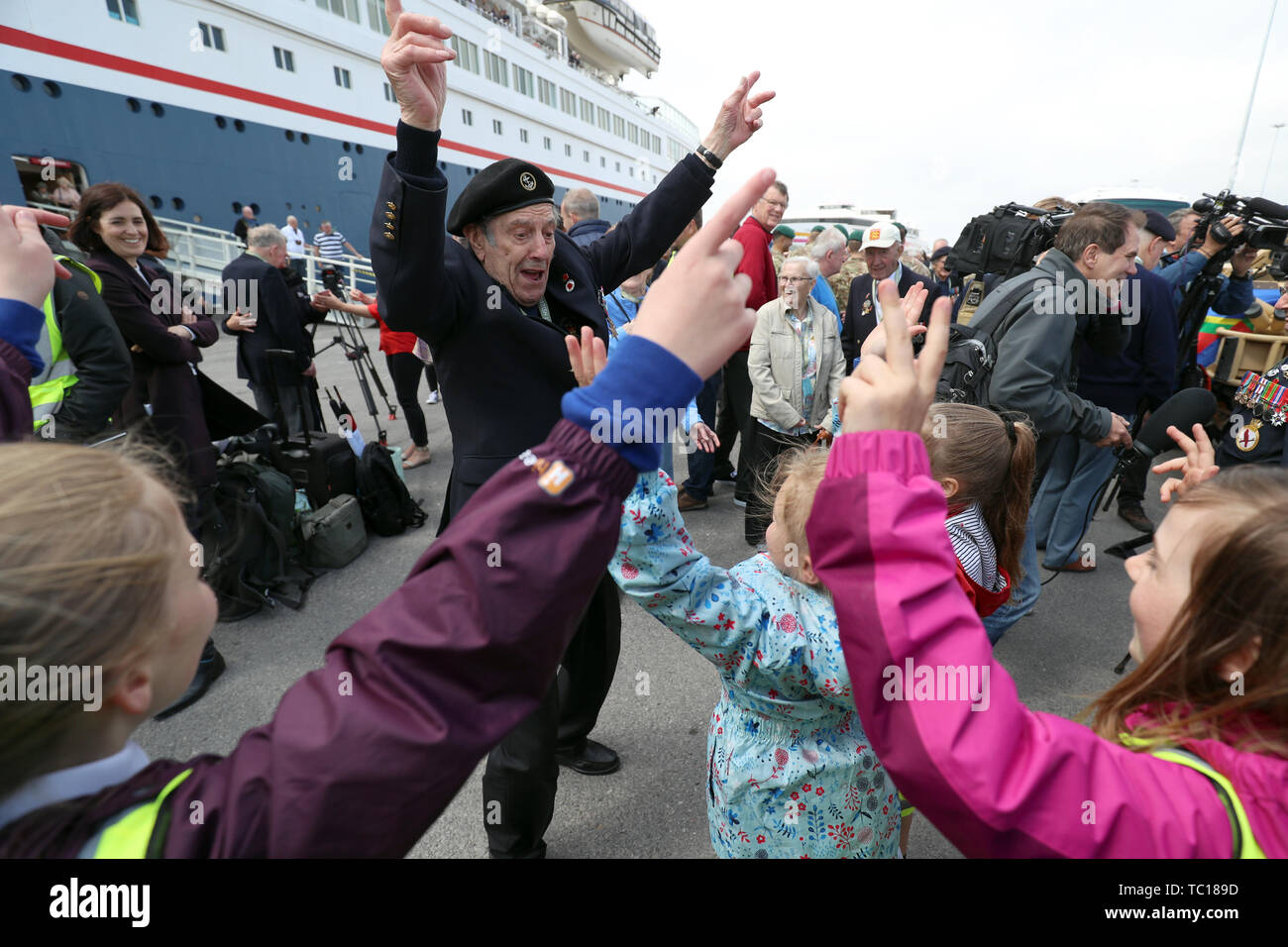 D day veterans children hi-res stock photography and images - Alamy