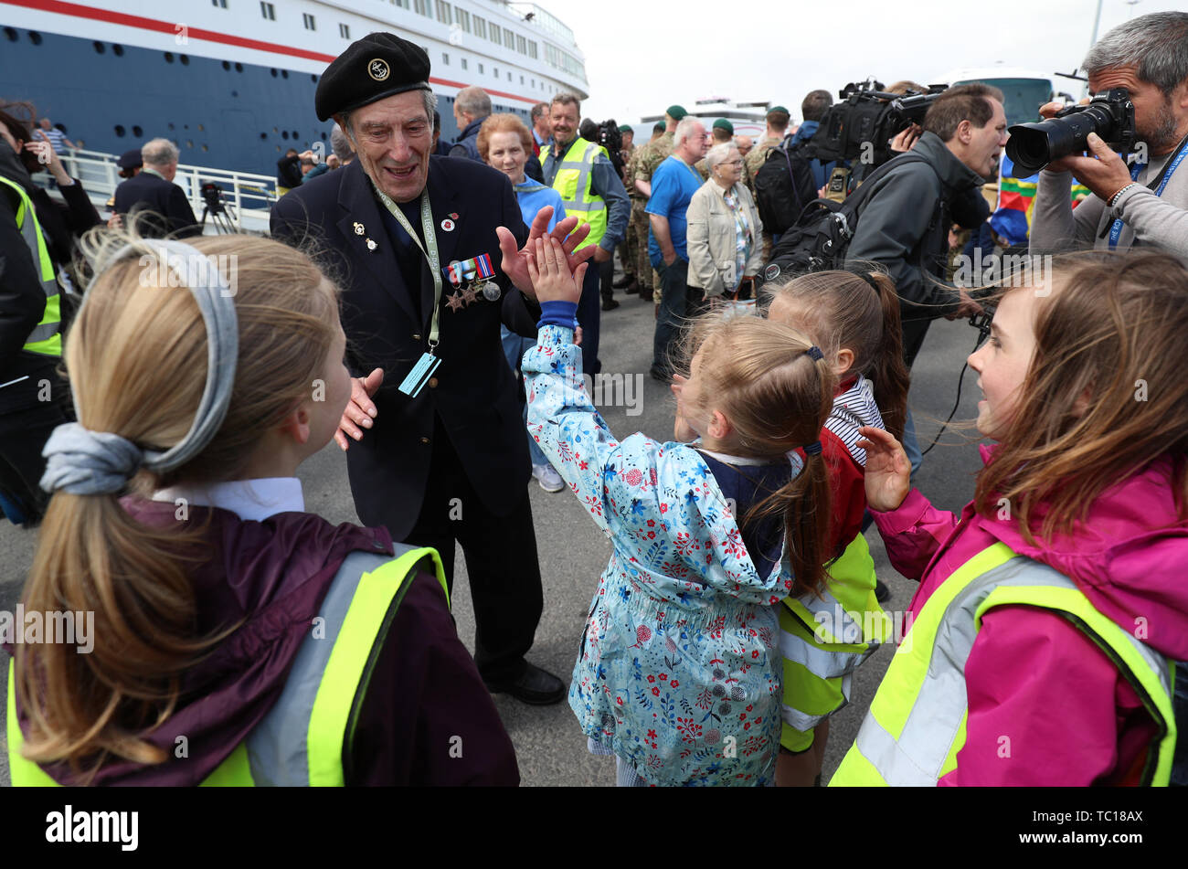 Veteran Dennis Alcock teaches semaphore to local school children after ...