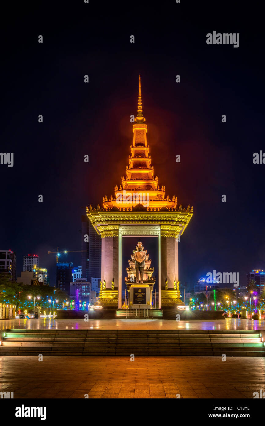 Night view of Independence Square, Phnom Penh, Cambodia Stock Photo - Alamy