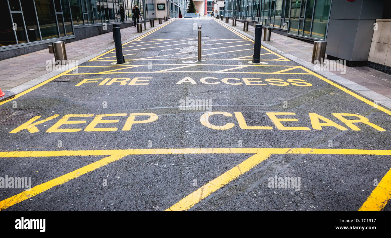 Yellow double barrier line hi-res stock photography and images - Alamy