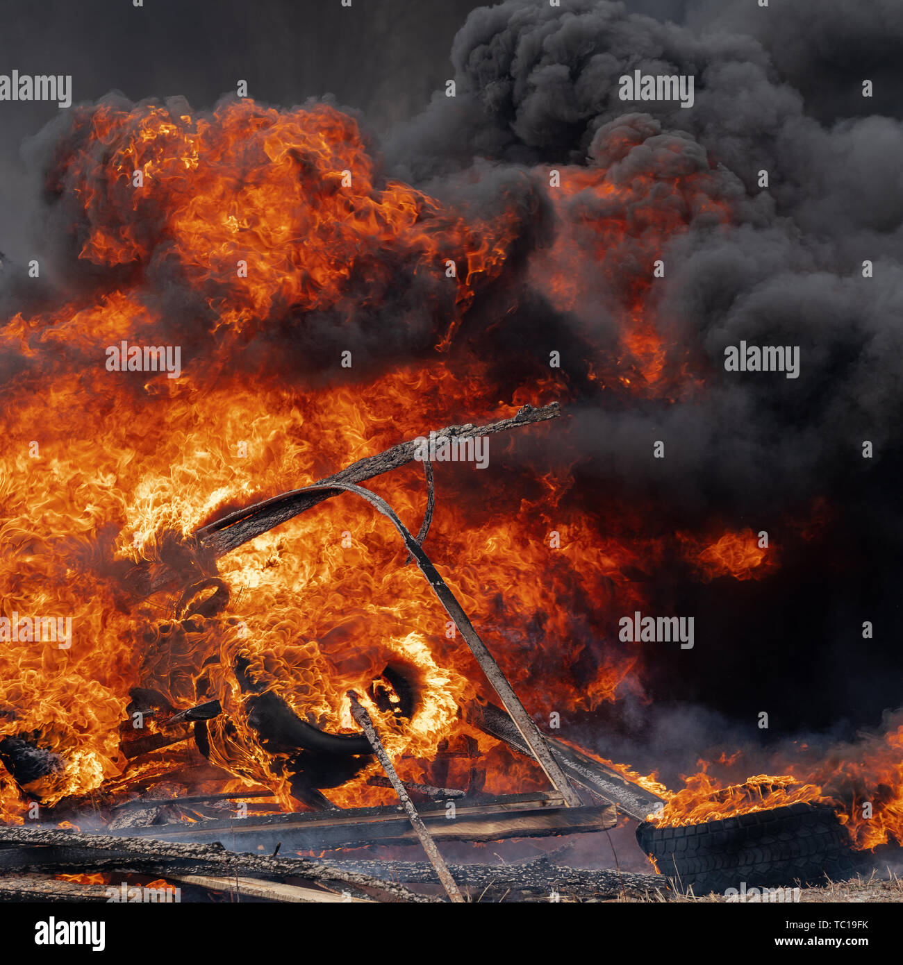 Burnt rubber hi-res stock photography and images - Alamy