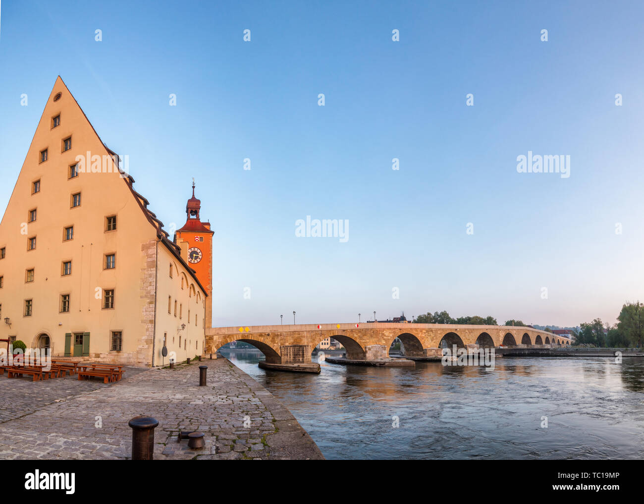 Medieval stone bridge hi-res stock photography and images - Alamy