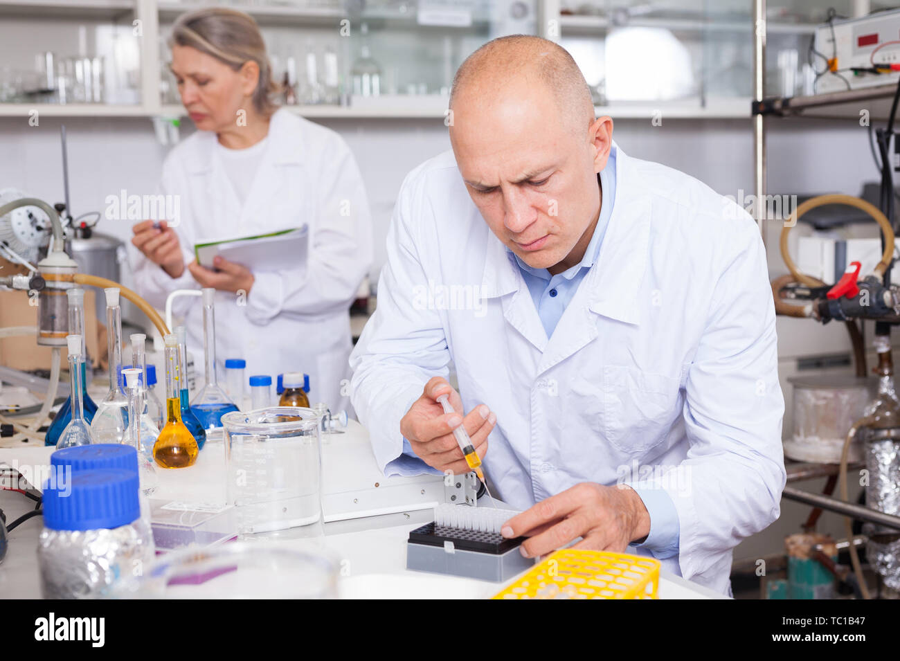 Experiment focused facilities hi-res stock photography and images - Alamy
