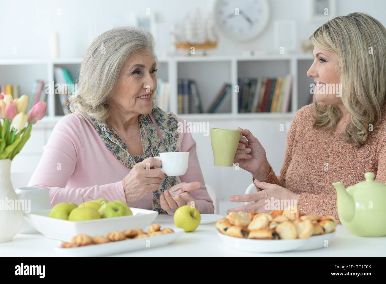 Two women tea sixties hi-res stock photography and images - Alamy