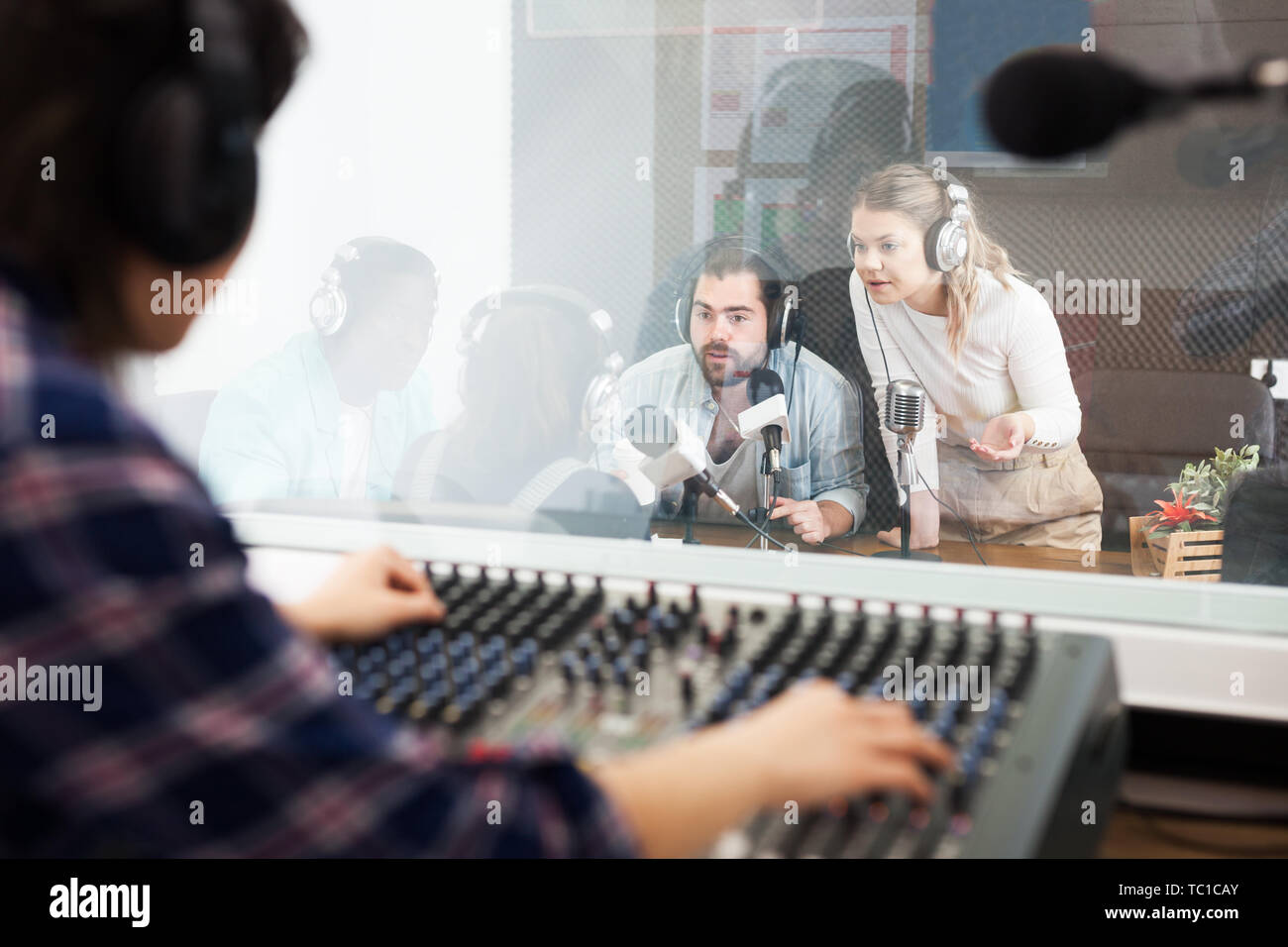 Radio presenters men hi-res stock photography and images - Alamy