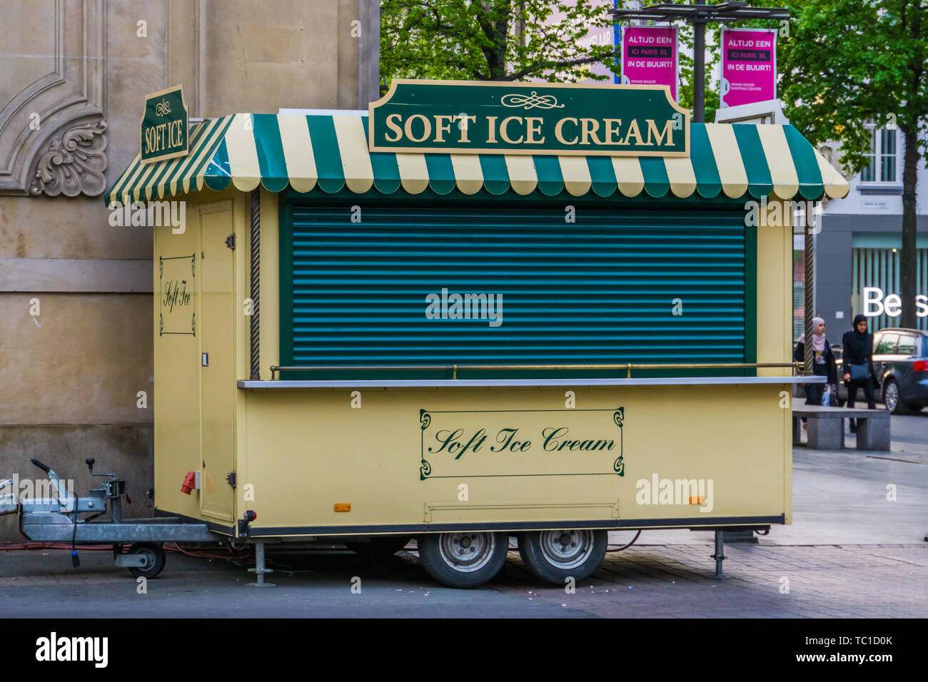 Old ice cream cart hi-res stock photography and images - Alamy