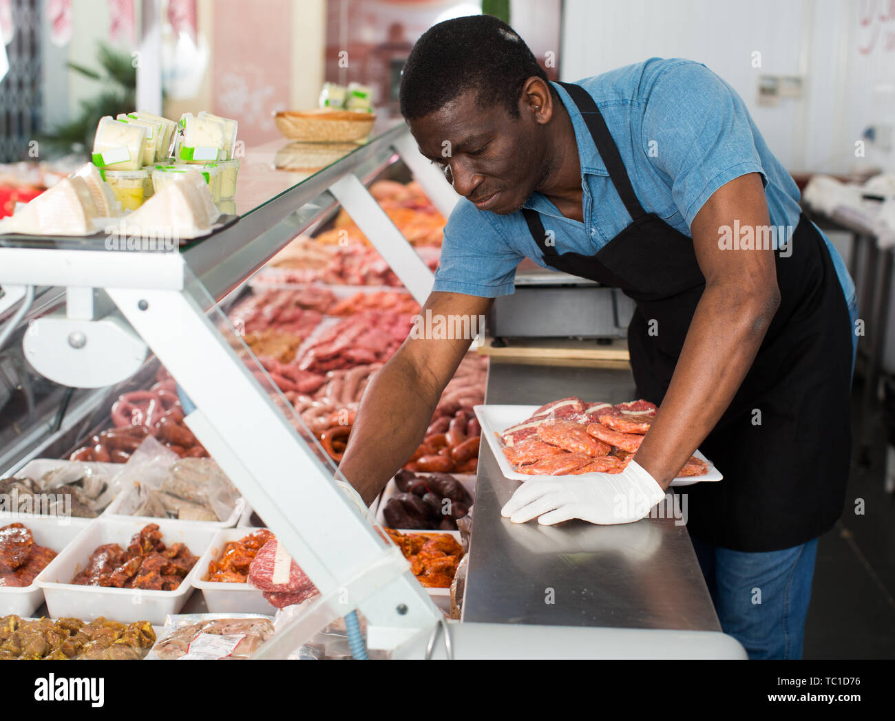 Chicken meat display case hi-res stock photography and images - Alamy