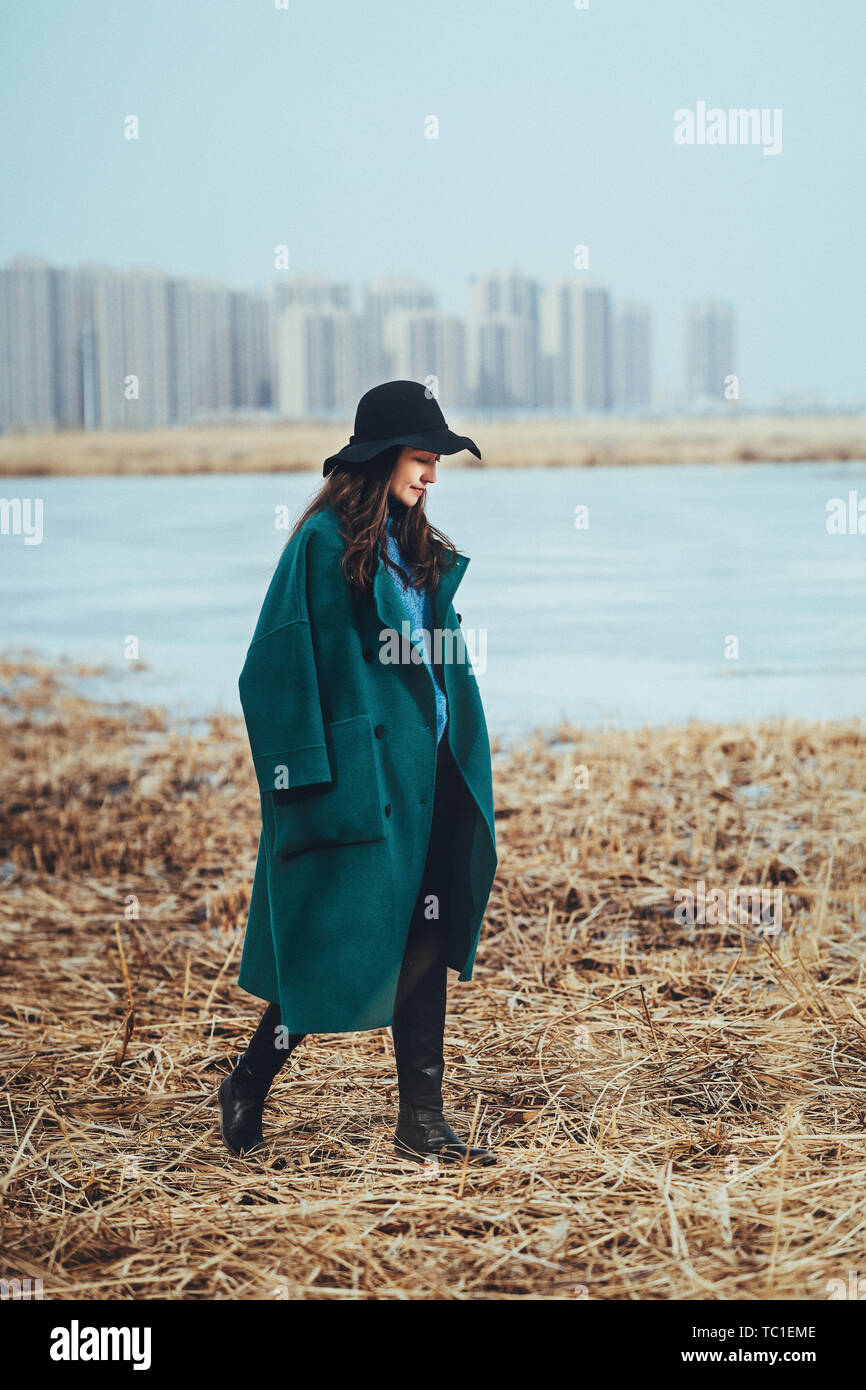 Early spring fashion Stock Photo - Alamy