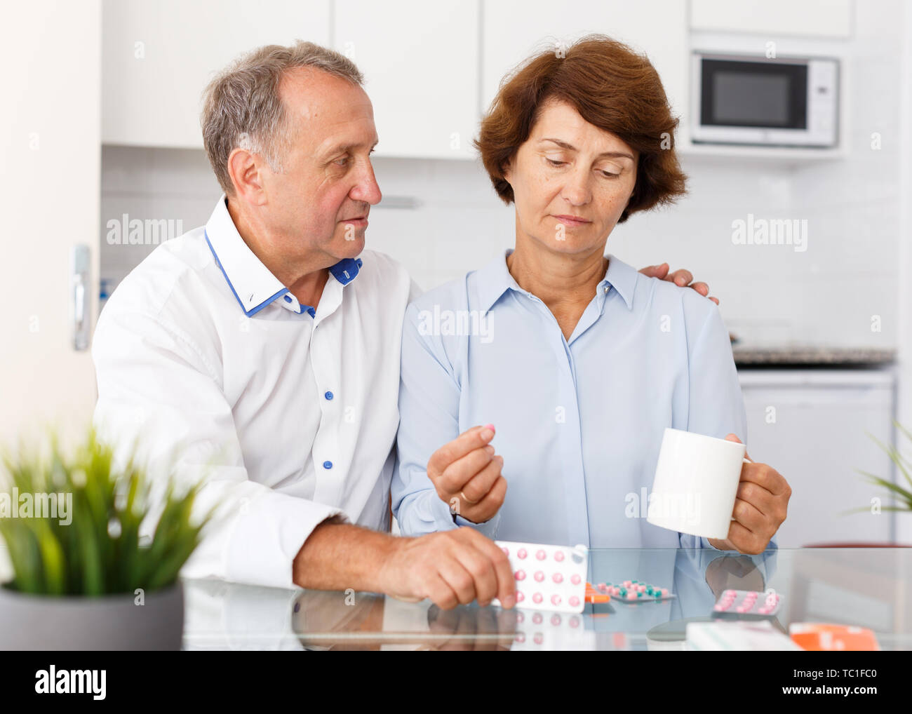 Couple taking drugs home together hi-res stock photography and images ...