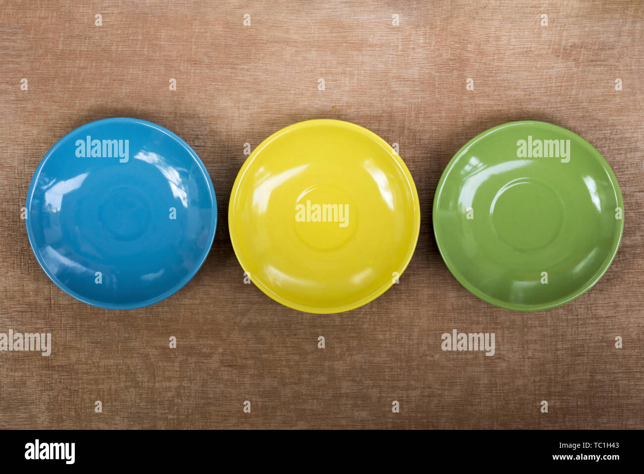 Clean empty ceramic plates hi-res stock photography and images - Alamy