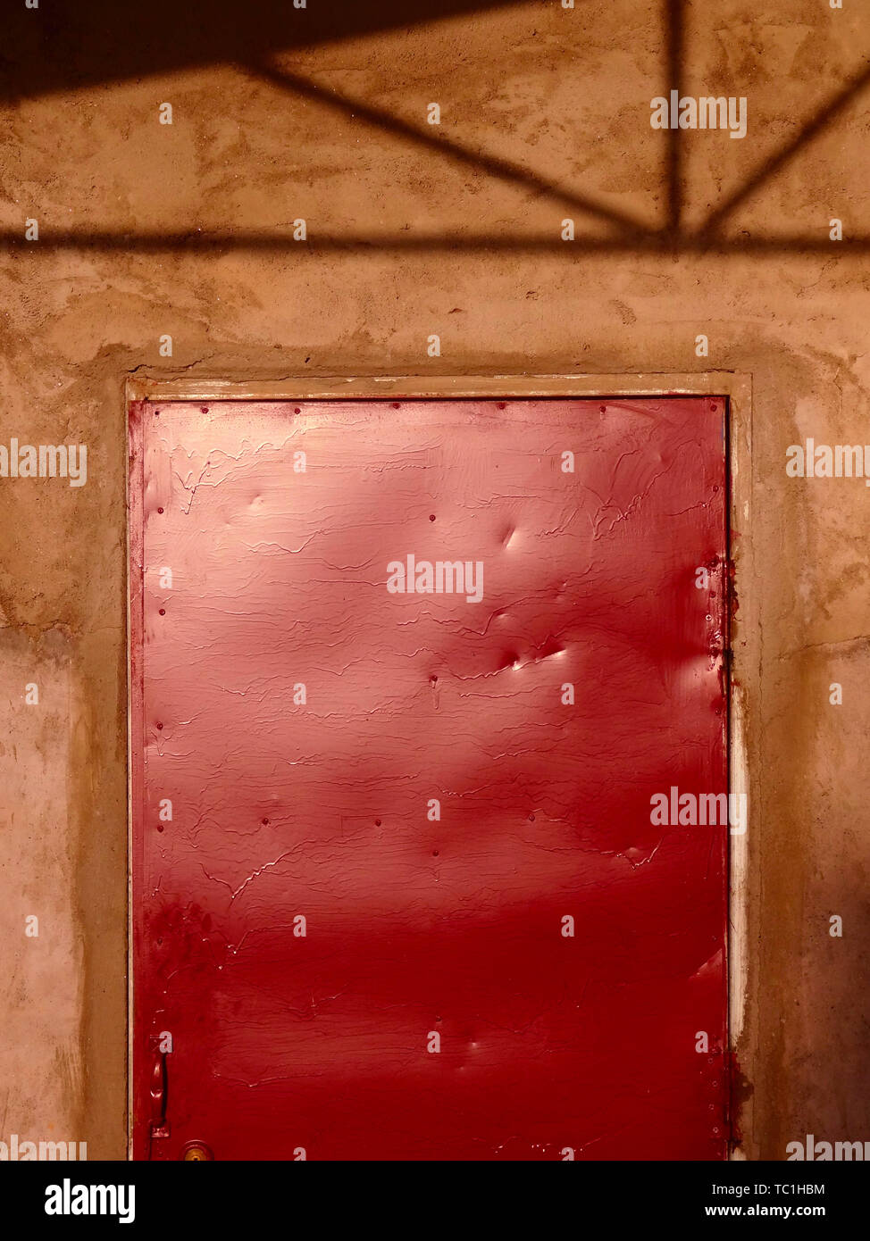 Red iron gates hi-res stock photography and images - Alamy