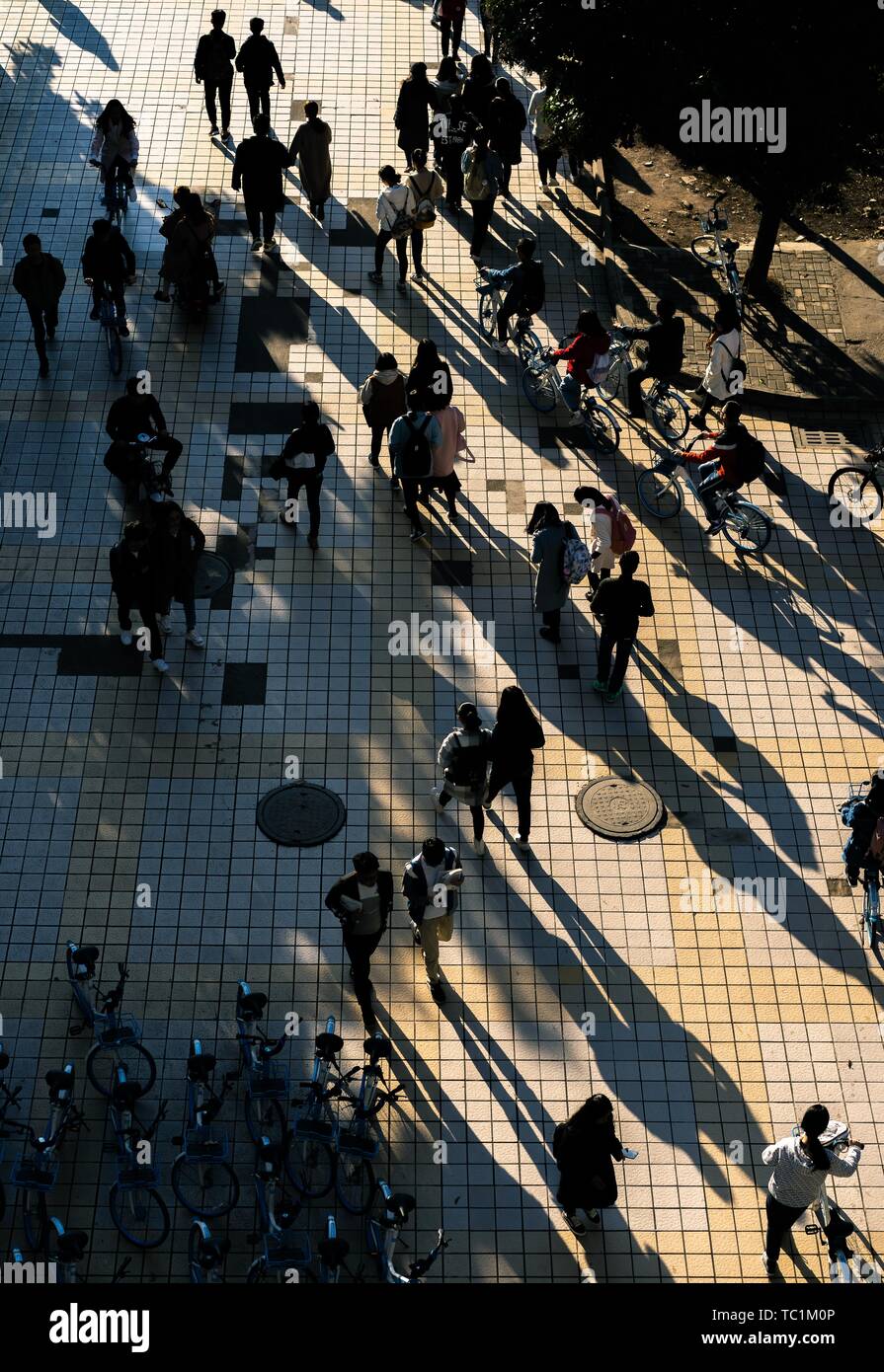 Campus crowd hi-res stock photography and images - Alamy
