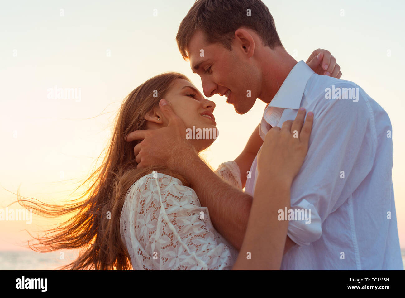Lovely couple kissing silhouette hi-res stock photography and images ...