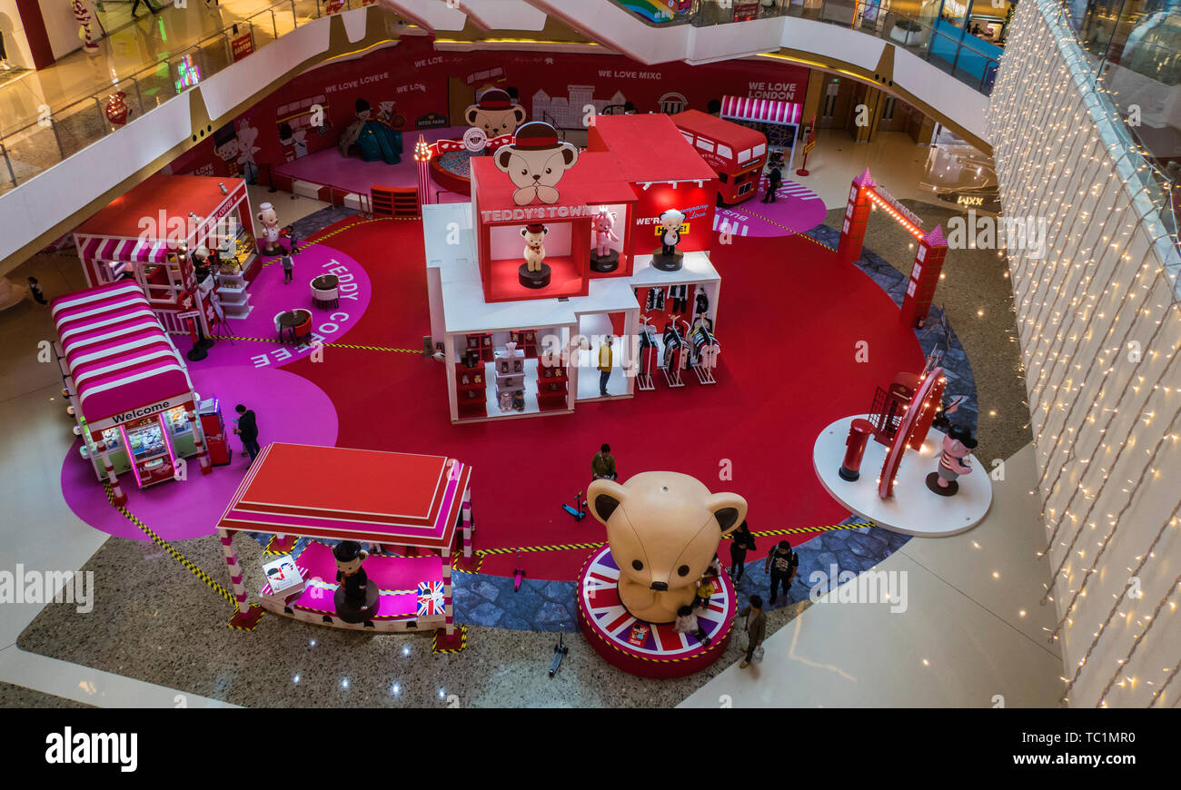Atrium seating hi-res stock photography and images - Alamy