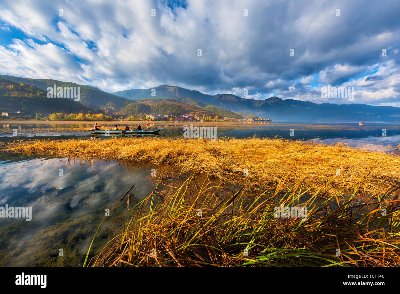 Lugu Lake in autumn, more rich color in the quiet, the clear bottom ...