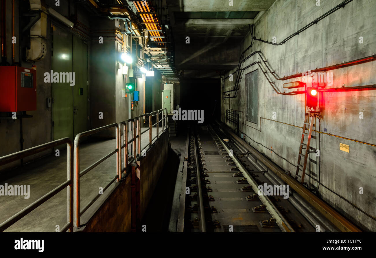 Underground tunnel for the subway train Stock Photo - Alamy