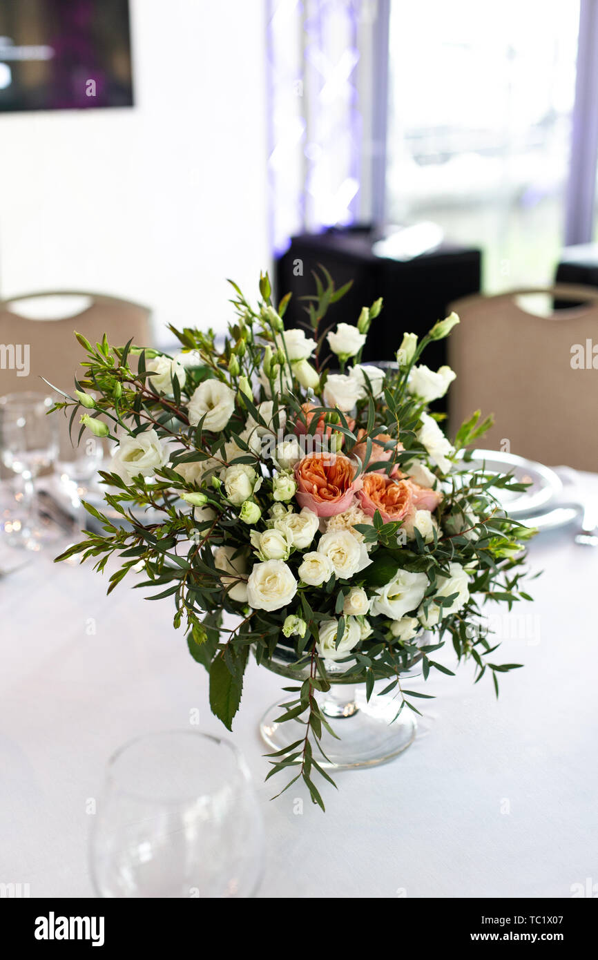 The composition of fresh flowers on the table. The decor of the Banquet ...
