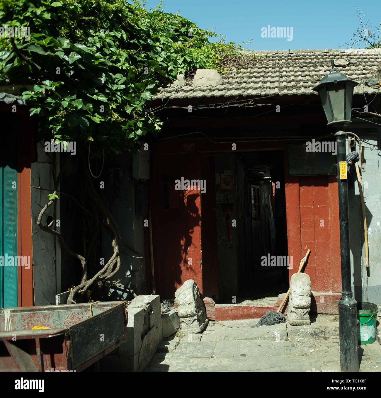 Hutong doors hi-res stock photography and images - Alamy