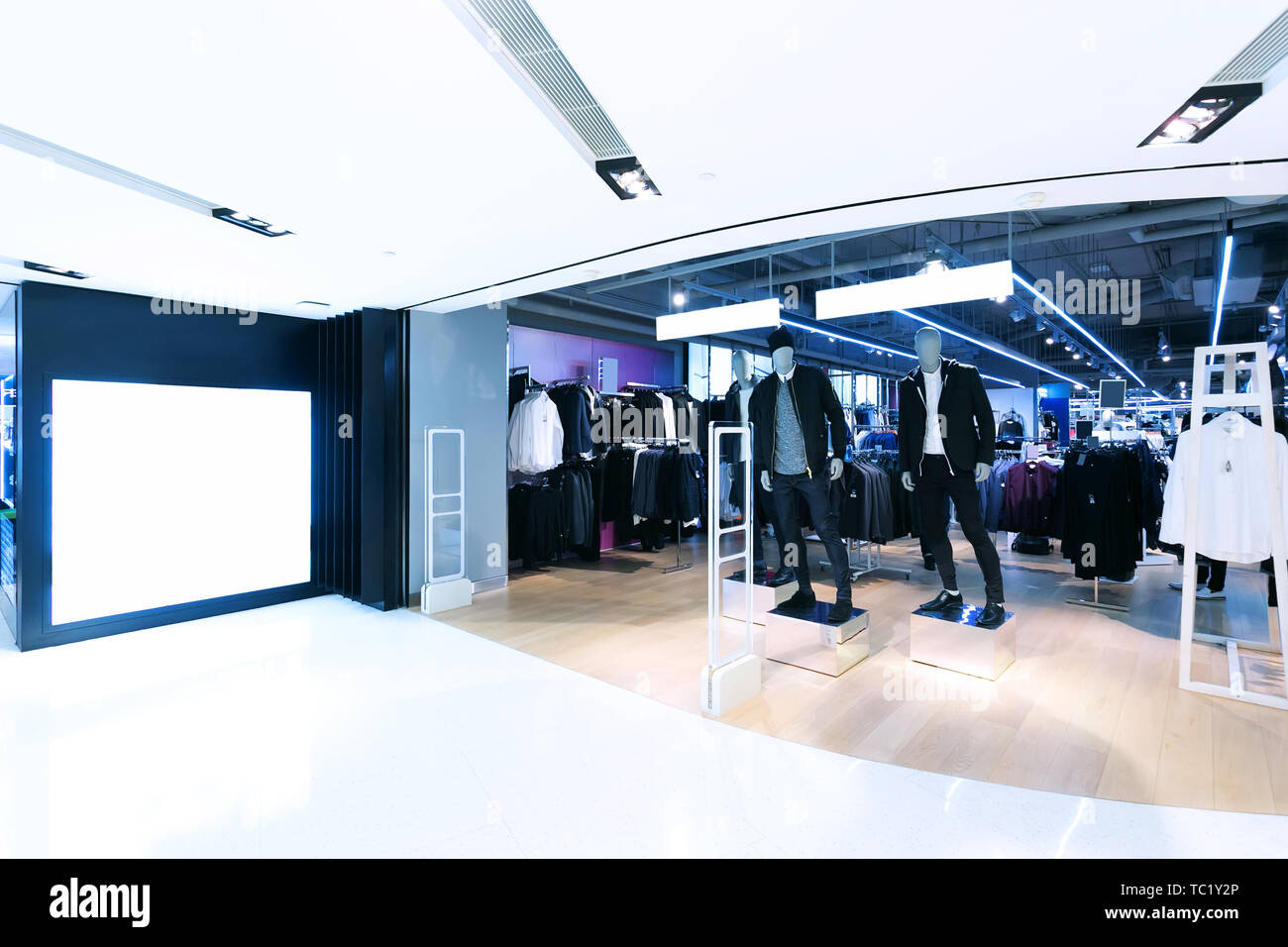 fashion clothes shopfront in shopping mall Stock Photo - Alamy