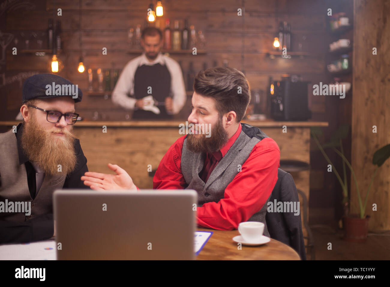 Work colleagues in the pub hi-res stock photography and images - Alamy