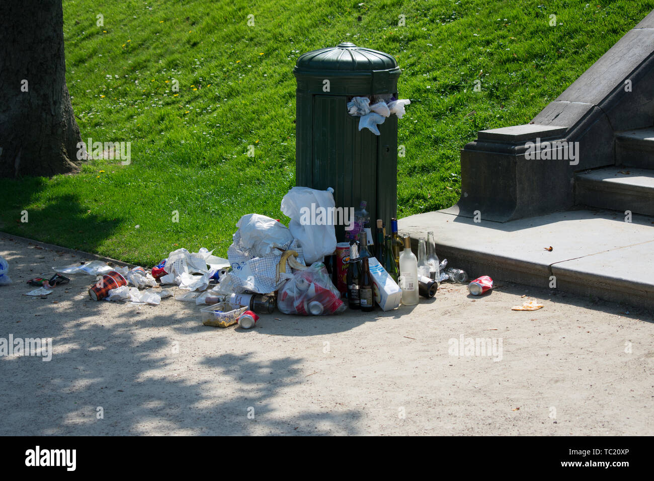 Overflowing trash can park hi-res stock photography and images - Alamy