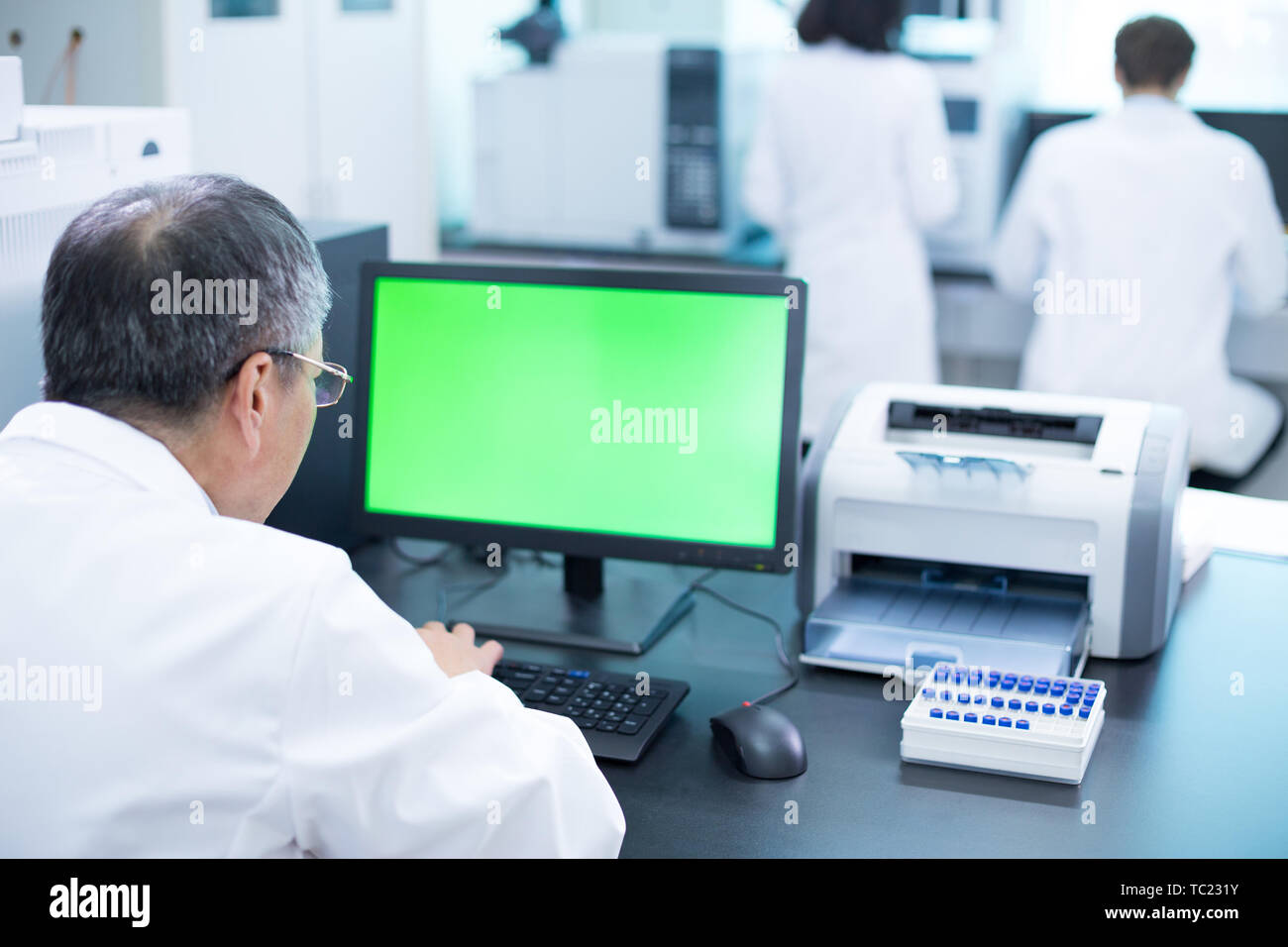 people analysis experimental data in computer in lab Stock Photo - Alamy