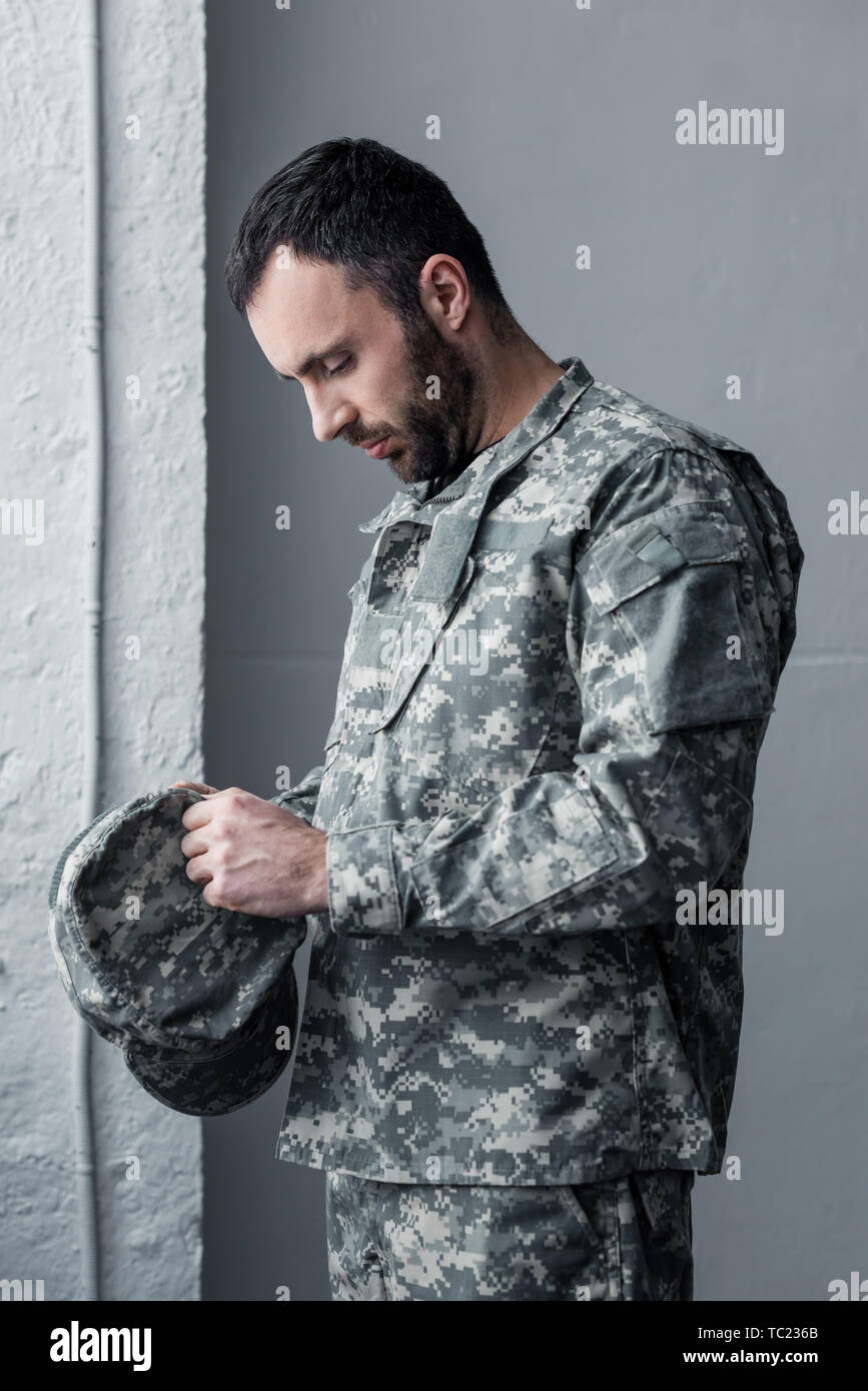 Holding standing army soldier looking down hi-res stock photography and ...
