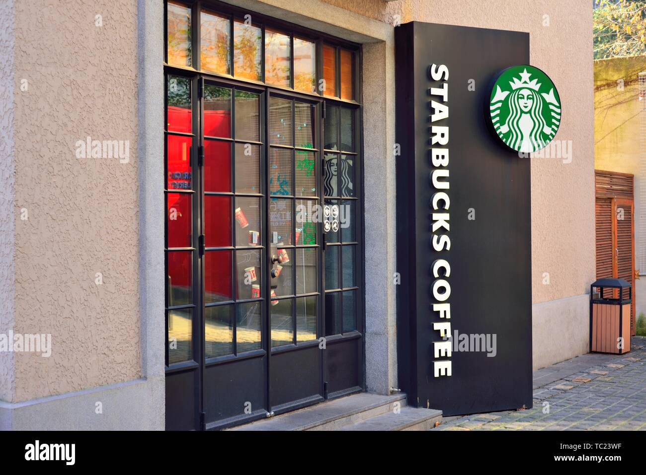 Empty starbucks cafe hi-res stock photography and images - Alamy