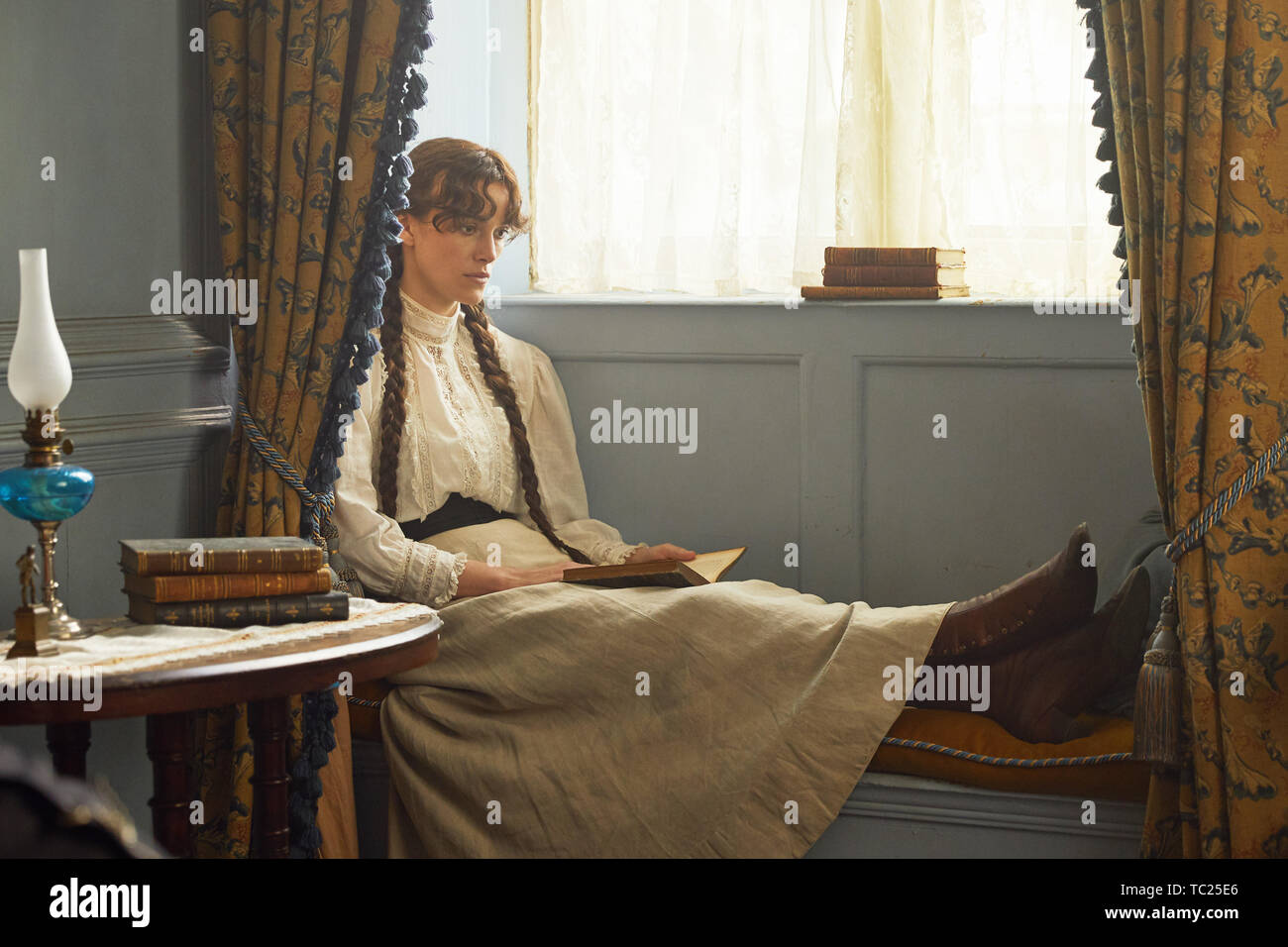 Keira Knightley in the ©Bleecker Street Media new movie : Colette (2018). Plot: Colette is ...