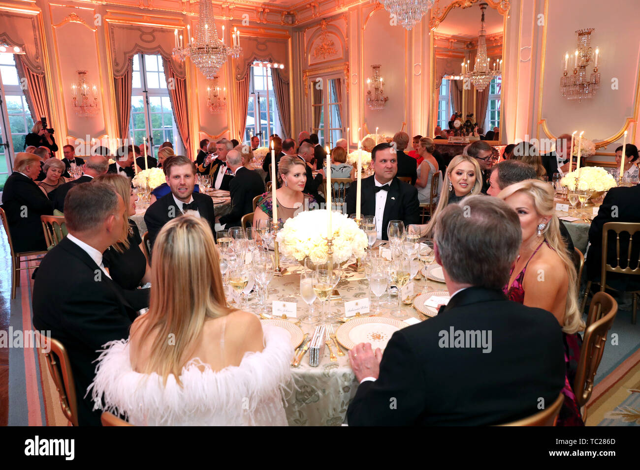 Hosted dinner guests hi-res stock photography and images - Alamy