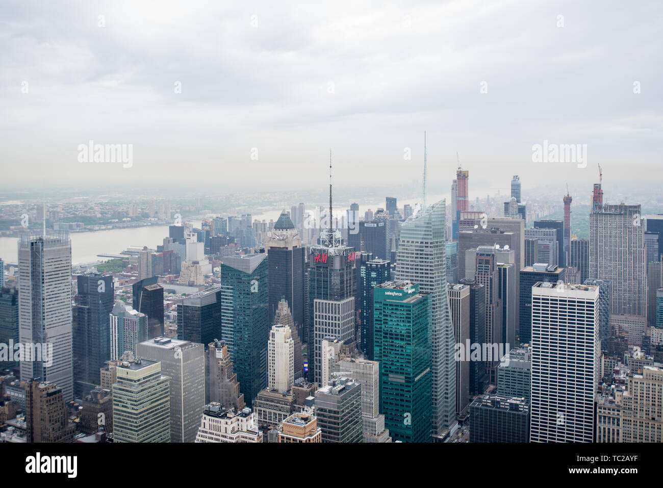Empire state building 86th floor hi-res stock photography and images ...
