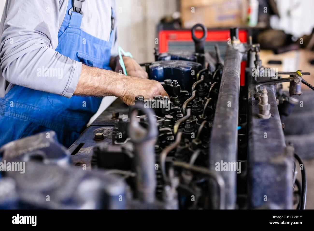 Mechanic opened the locking valve mechanism. Disassemble engine block ...