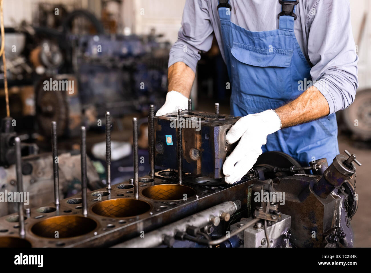 Mechanic opened the locking valve mechanism. Disassemble engine block ...