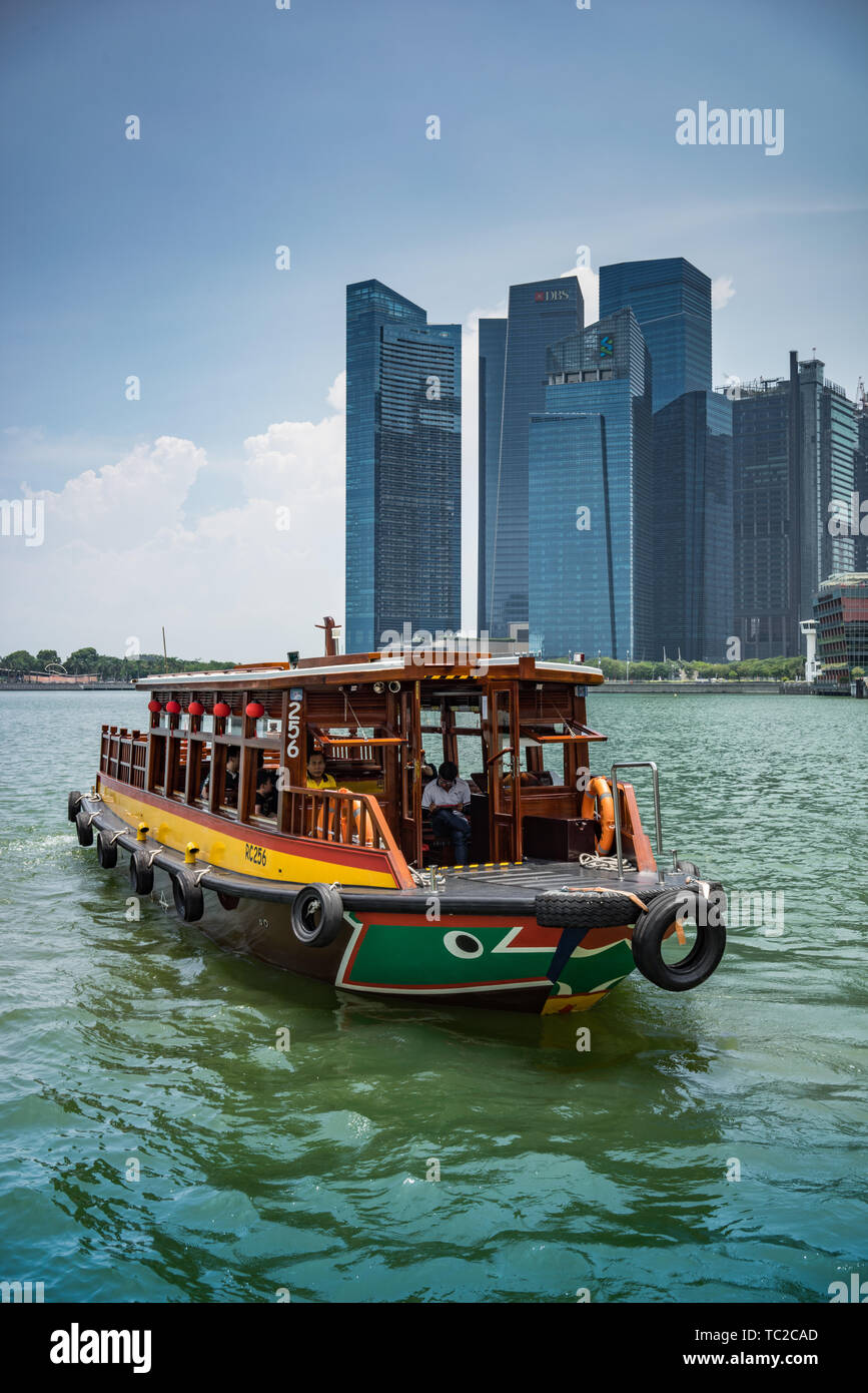 Bumboat in Marina Bay Singapore Stock Photo - Alamy