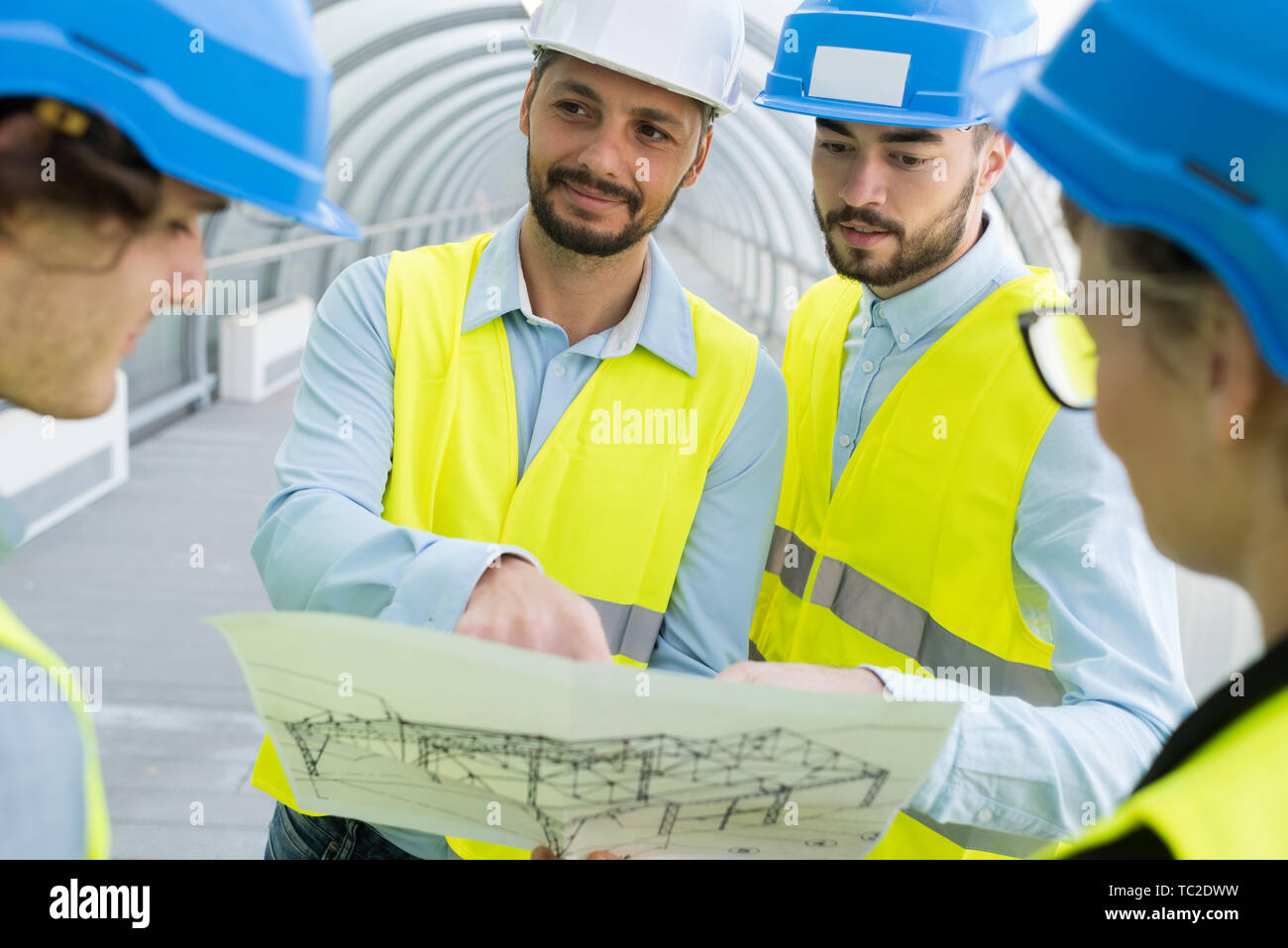 Engineers Studying Stock Photos & Engineers Studying Stock Images - Alamy