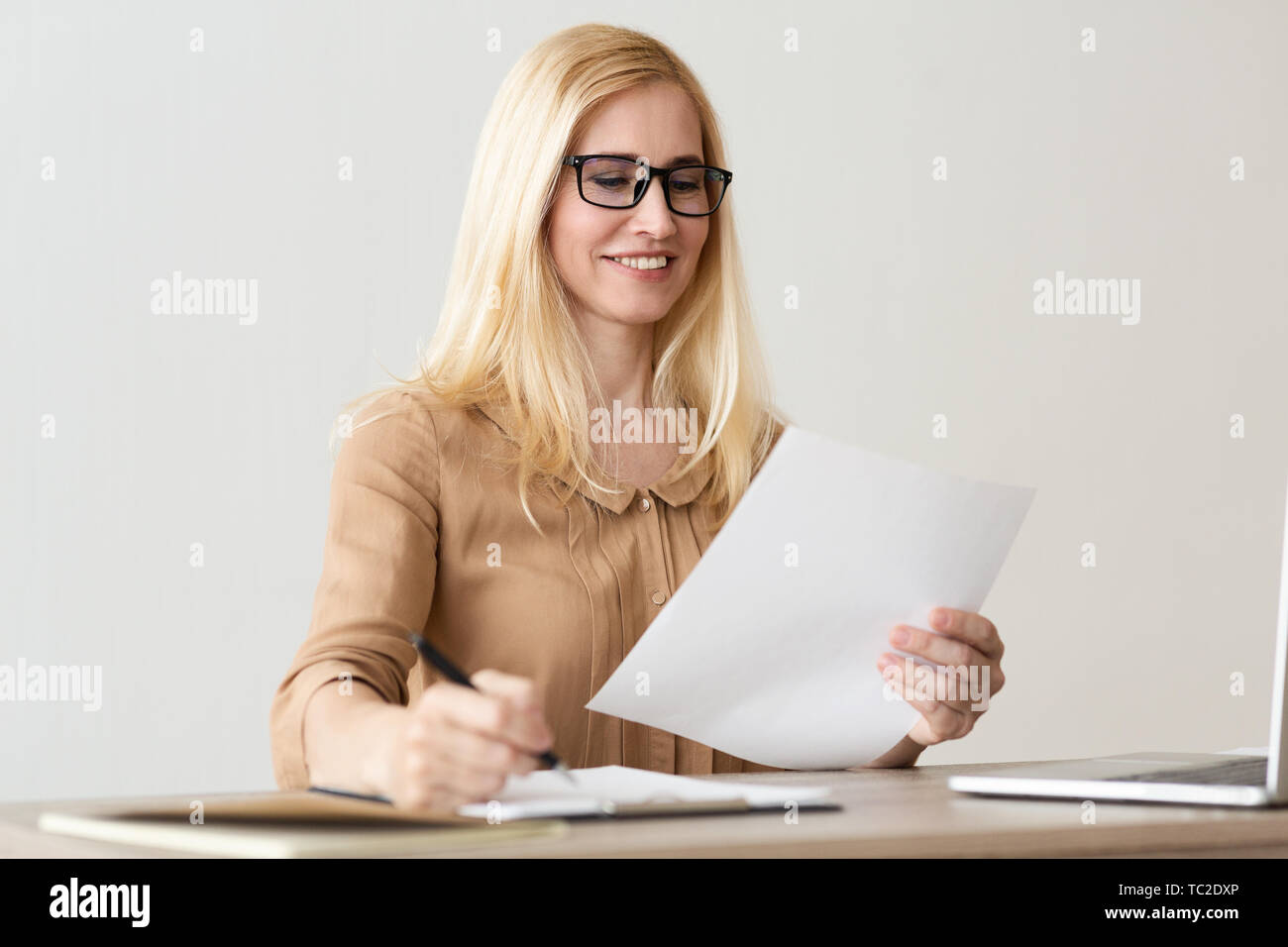 Female office desk paperwork hi-res stock photography and images - Alamy