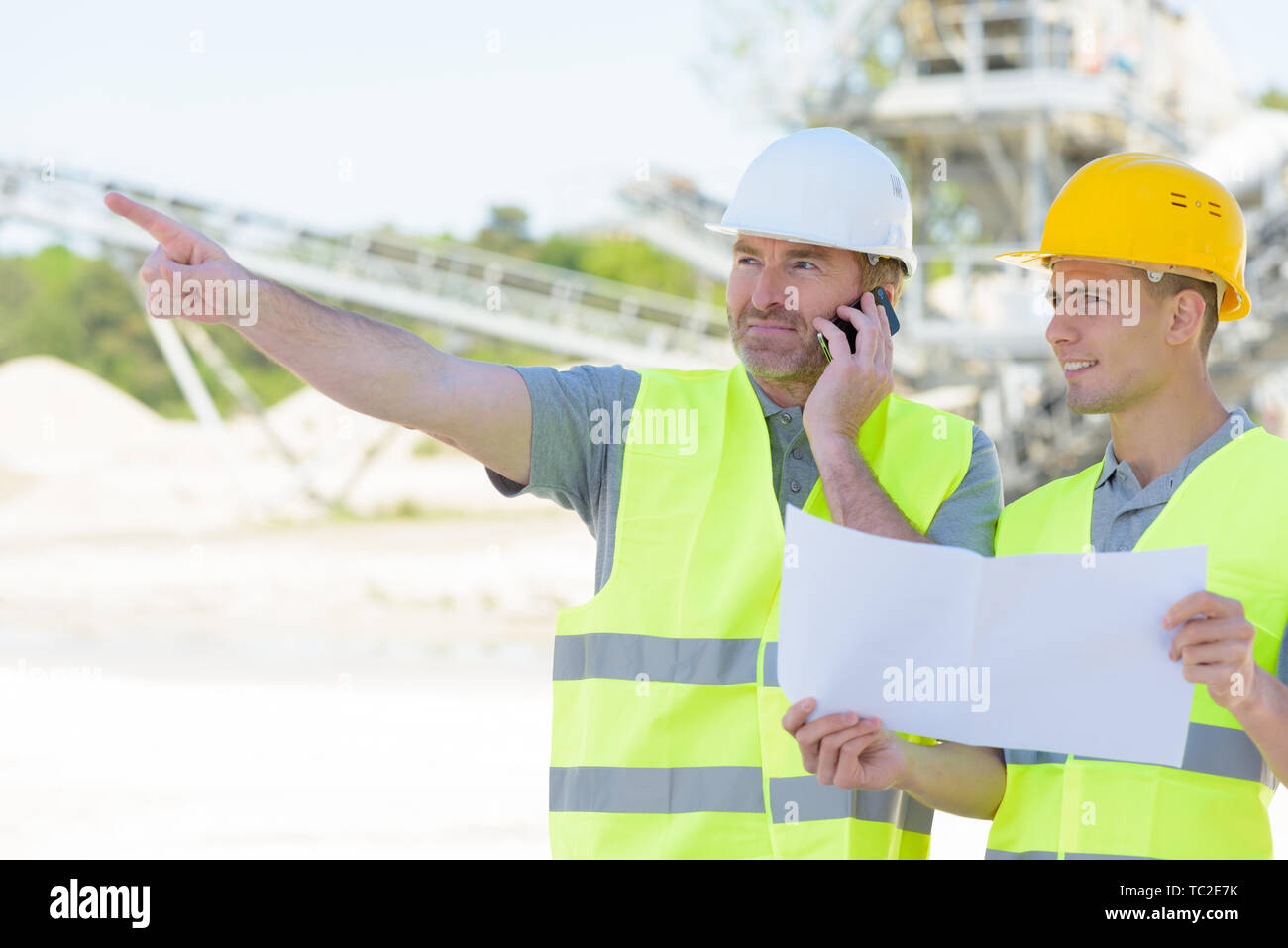 builders on construction site Stock Photo - Alamy