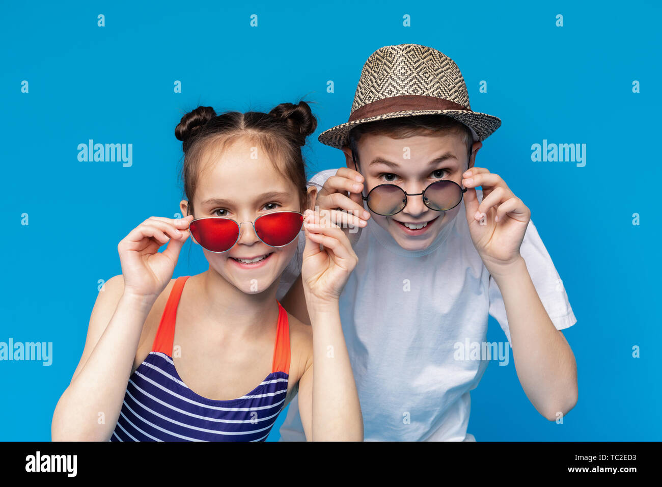 Cute friendly kids in summer wear looking over sugnlasses Stock Photo ...