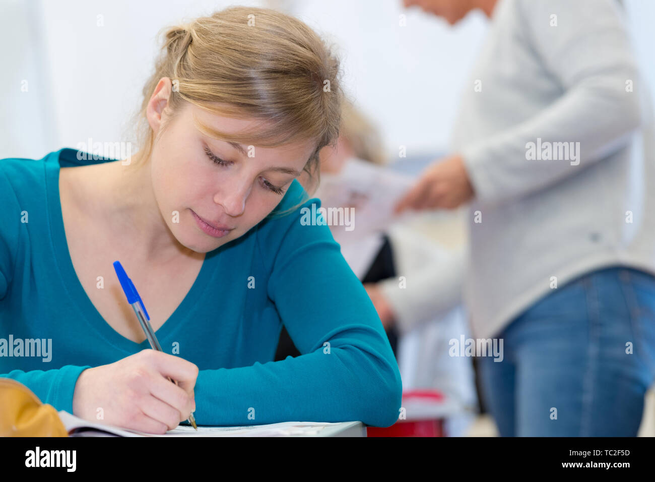 student trying to do a difficult exam in a classroom Stock Photo - Alamy