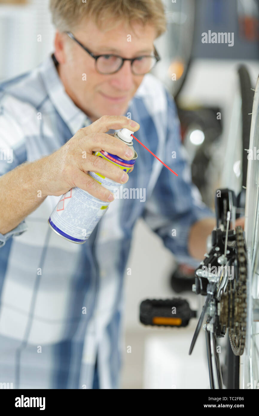 Oiling bicycle chain hi-res stock photography and images - Alamy