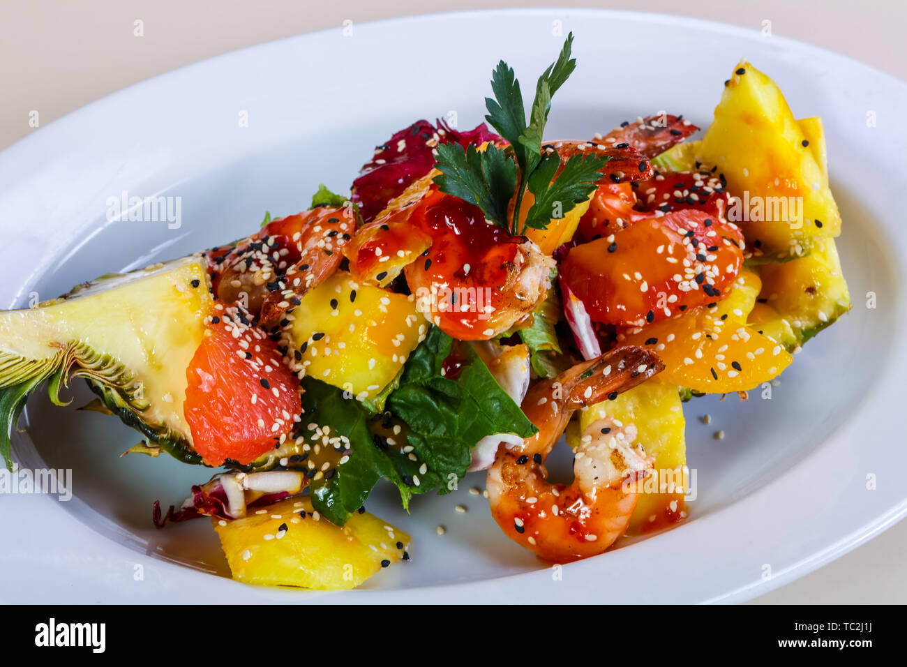 Pineapple with seafood and vegetables Stock Photo - Alamy
