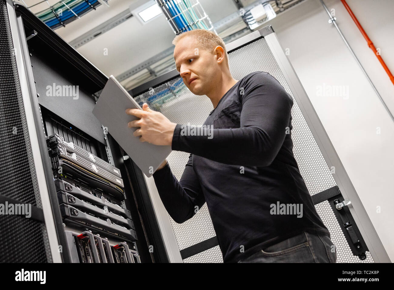 Data center monitor hi-res stock photography and images - Alamy