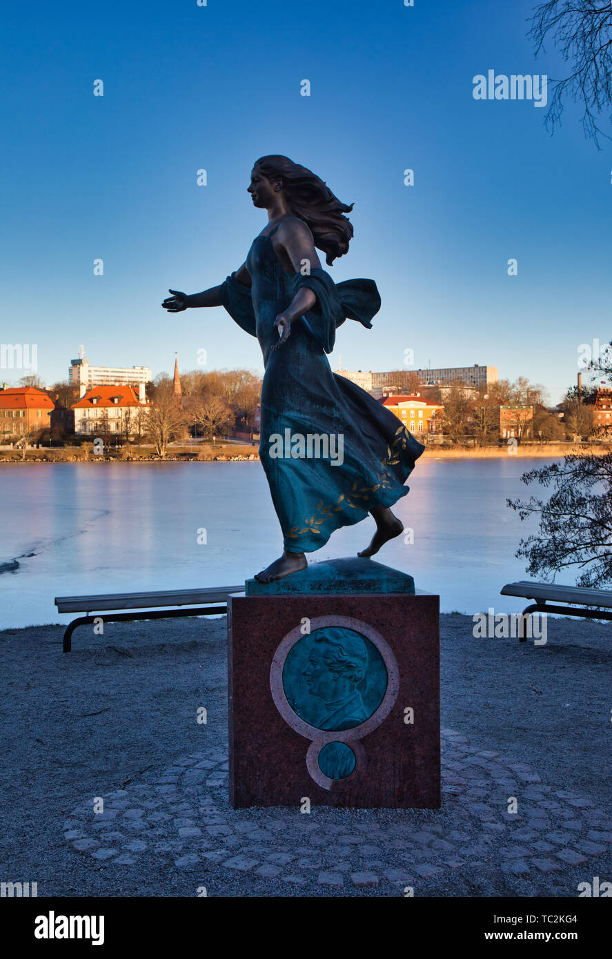 Statue of the Lady working for peace in the World by Peter Linde (2016 ...