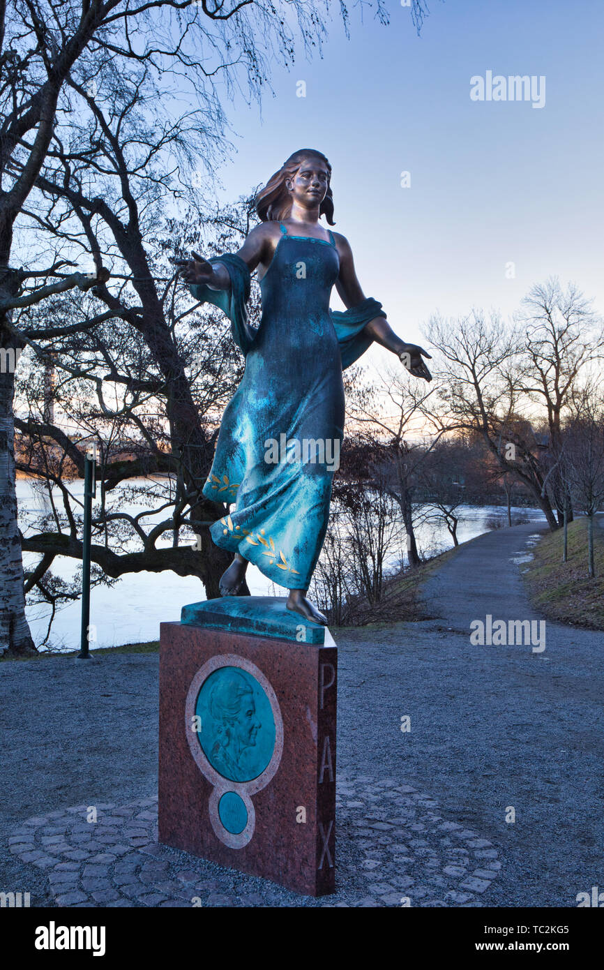 Statue of the Lady working for peace in the World by Peter Linde (2016 ...