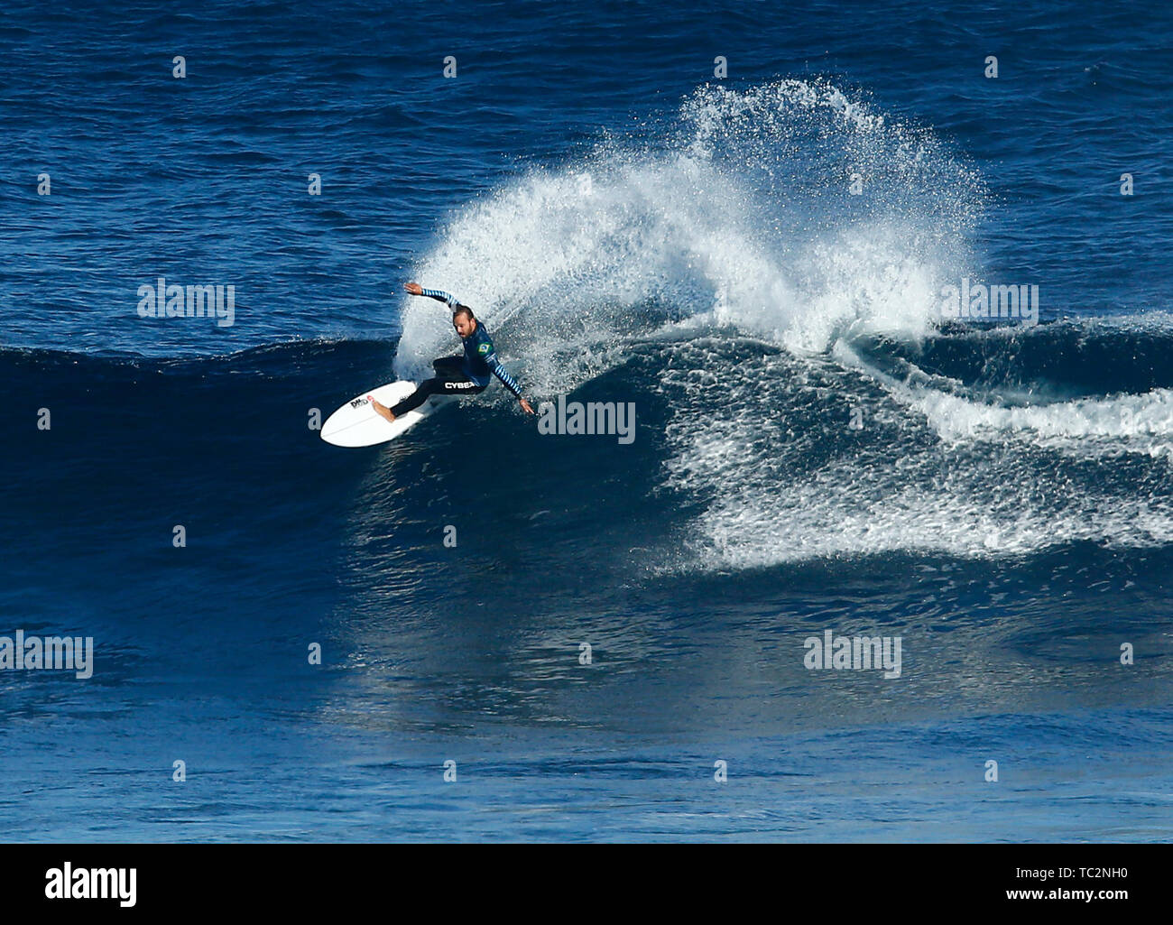 Back of the wave hi-res stock photography and images - Alamy