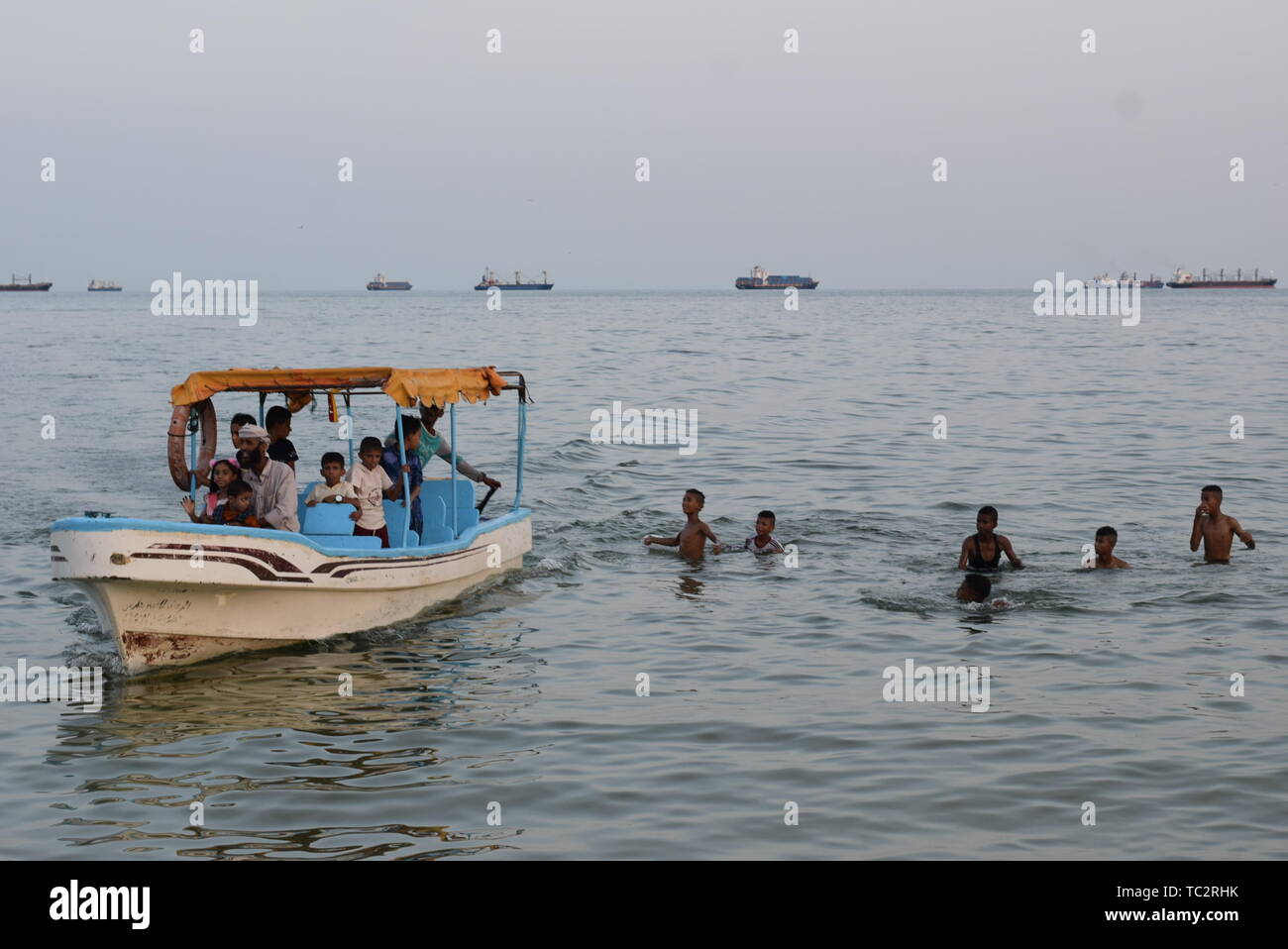 Aden, Yemen. 4th June, 2019. Yemeni people enjoy leisure time near the ...