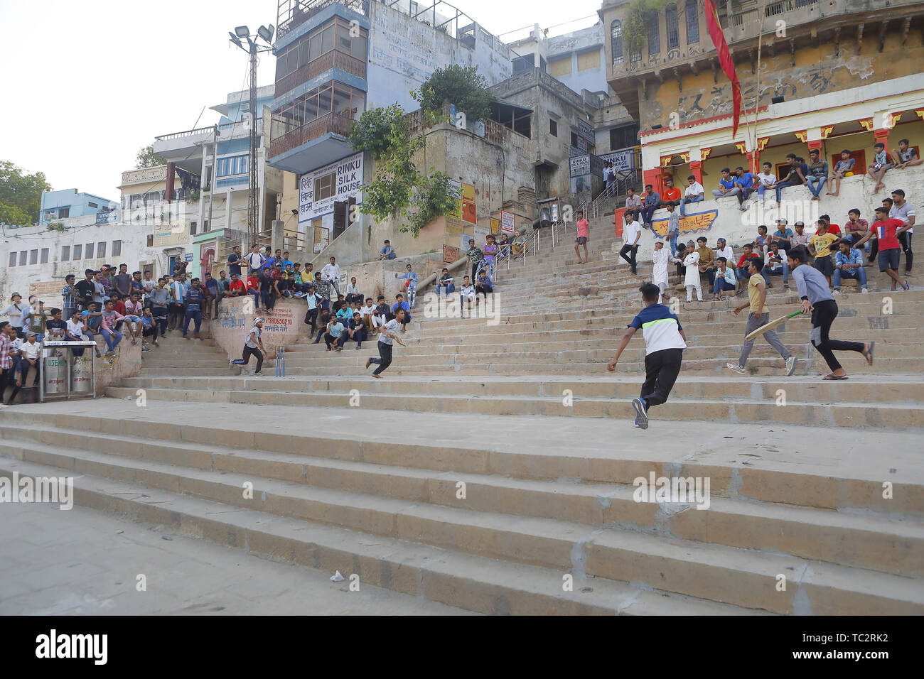 Children playing cricket in the street hi-res stock photography and ...