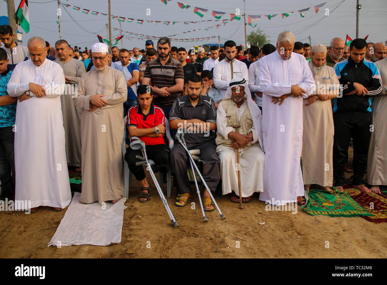 Gaza City, Palestine. 5th June, 2019. Palestinian Muslims perform Eid ...