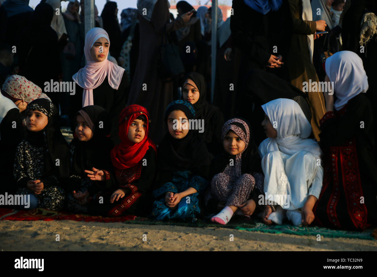 Gaza City, Palestine. 5th June, 2019. Palestinian Muslims perform Eid ...