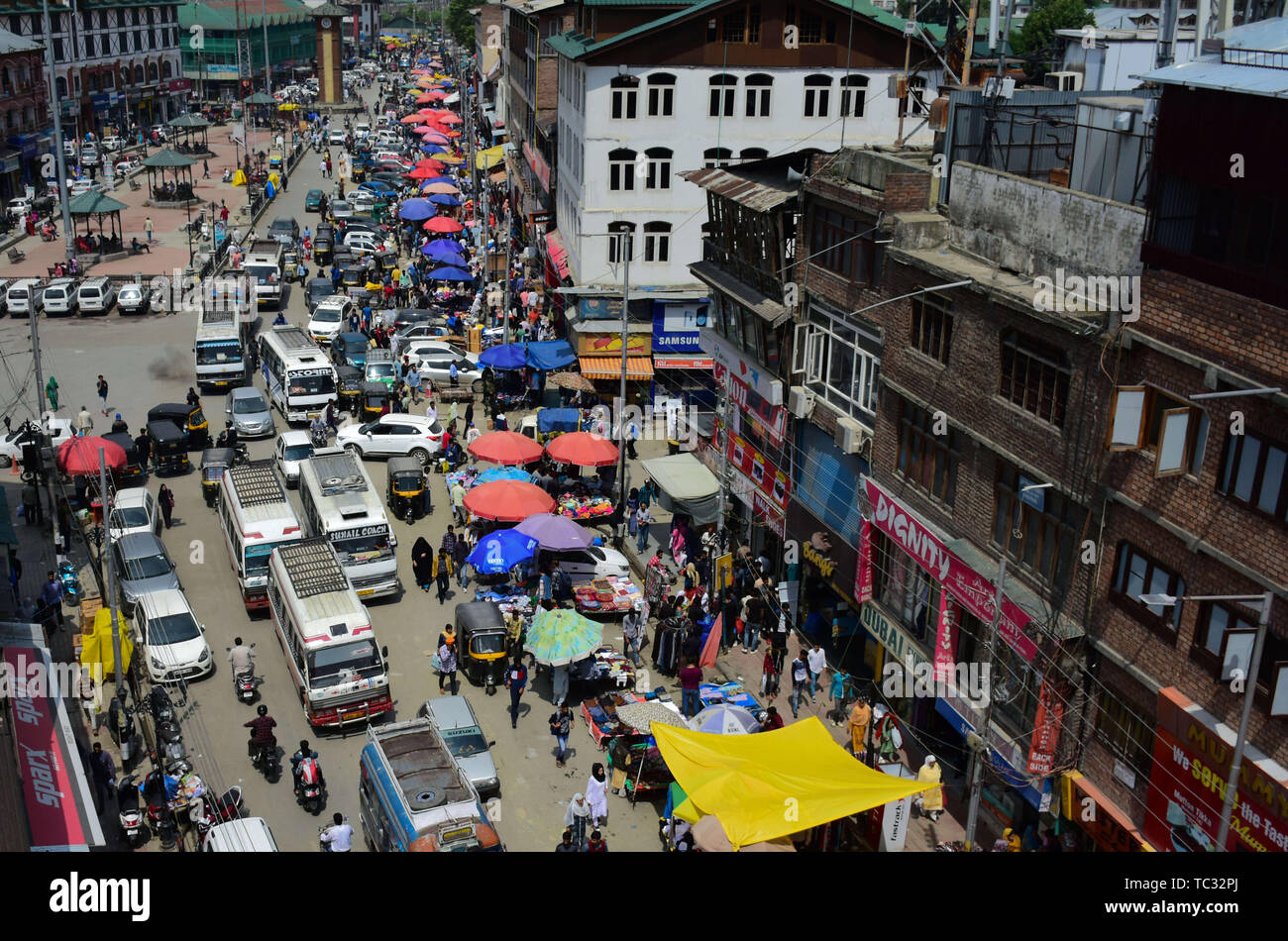Srinagar, Kashmir. 3 June 2018. 3rd June, 2019. Shoppers purchase ...